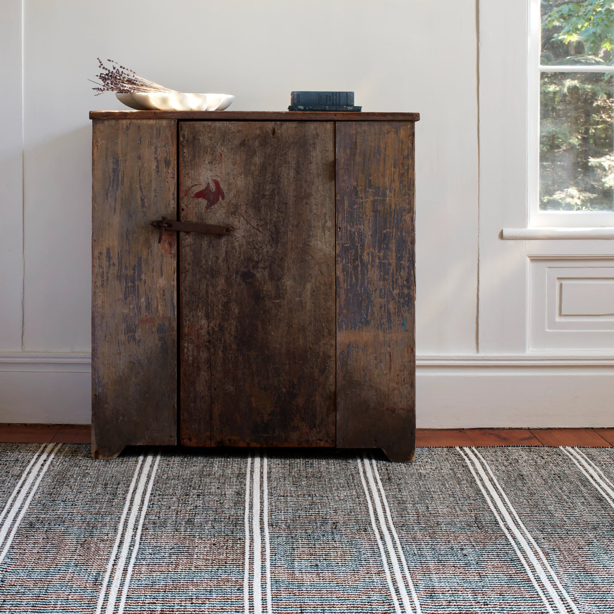 Malta Handwoven Wool Rug | Black/Ivory – Annie Selke